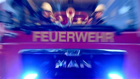 Brand Zwei Verletzte Bei Feuer In Mehrfamilienhaus Zeit Online
