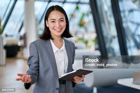 쾌활한 젊은 아시아 판매원이 카메라를 들고 고객을 환영한다 25 29세에 대한 스톡 사진 및 기타 이미지 25 29세 경영자 고객 Istock