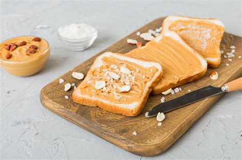 땅콩 버터 샌드위치 또는 토스트는 밝은 테이블 배경에 있습니다 조반 채식 음식 미국 요리 톱 뷰 Vith 복사 공간 땅콩 견과에