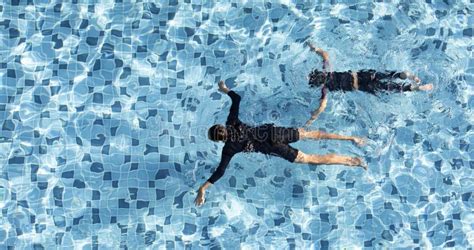 Schwimmen Mit Zwei Jungen Im Pool Zusammen Stockfoto Bild Von