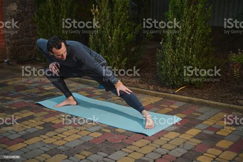 전체 길이 요가 매트에 맨발로 서서 다리 근육을 스트레칭하는 남자 운동 선수 스포츠 피트니스 야외 운동 건강한 생활방식에 대한 스톡 사진 및 기타 이미지 Istock