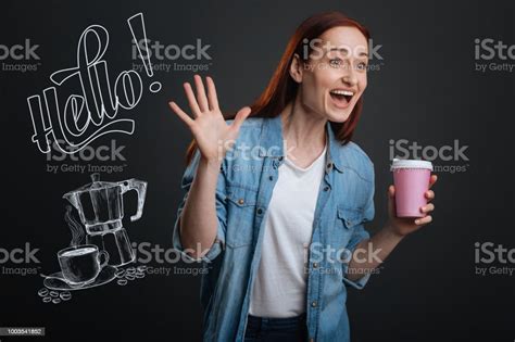 느낌 표현 여자 카페에서 그녀의 친구를 몰래 하는 동안 종료 검은색에 대한 스톡 사진 및 기타 이미지 검은색 곁눈질