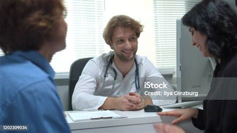 의사가 병원의 캐비닛에서 소년과 어머니와 친절말한다 건강관리와 의술에 대한 스톡 사진 및 기타 이미지 건강관리와 의술 듣기 러시아 Istock