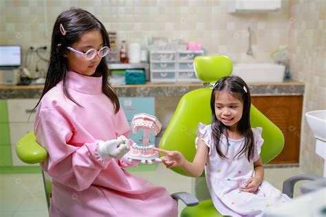 Esta linda garota está se preparando para sua consulta odontológica