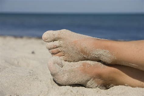 девушки ног пляжа песочные стоковое изображение изображение