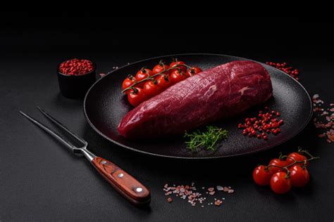 暗いコンクリートの背景にジューシーな生の牛肉とスパイス塩ハーブ たんぱく質のストックフォトや画像を多数ご用意 たんぱく質 まな板