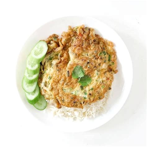 สูตร ข้าวไข่เจียวบ้านๆกับซอสพริก พร้อมวิธีทำโดย Zomx
