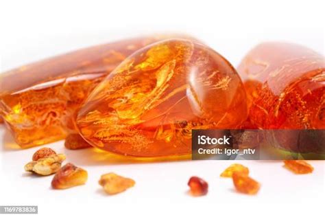 흰색 배경에 다른 모양과 크기의 호박 조각입니다 고대 수지의 특이한 광물과 내부에 Khokhloma 패턴 호박색 개재물 및 곤충 0명에 대한 스톡 사진 및 기타 이미지