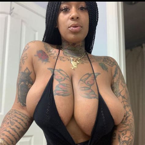 Showing Off Her Tattoos And Her Beautiful Cleavage Cufo510