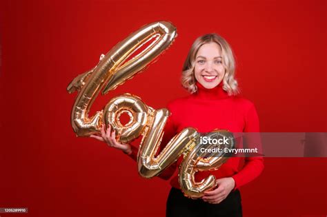 풍선을 들고 어깨 길이 물결 모양의 헤어 스타일 귀여운 여성 곱슬 머리에 대한 스톡 사진 및 기타 이미지 곱슬 머리 공기 주입 관능 Istock