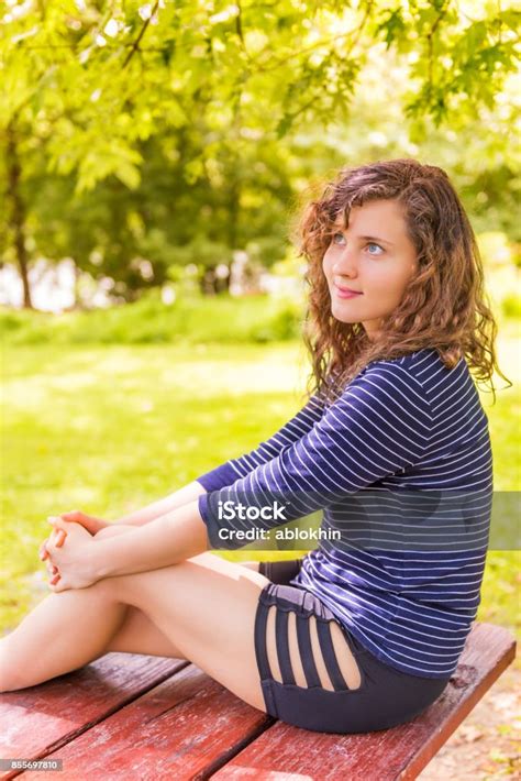 젊은 여 자가 황금 햇빛 행복 미소에 여름 녹색 공원 밖에 서 야외 피크닉 테이블에 앉아 건강한 생활방식에 대한 스톡 사진 및 기타 이미지 건강한 생활방식 건강한