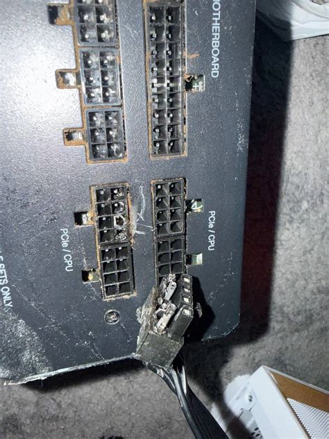 У користувача згорів блок живлення Corsair Cx750f під час гри в