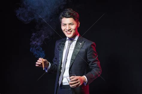 商务男士雪茄喝酒高清图片下载 正版图片501028495 摄图网
