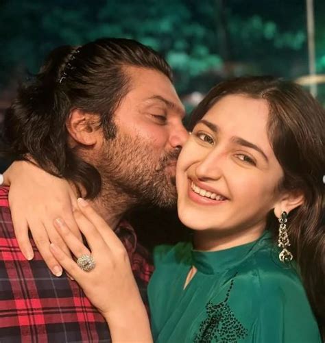 இந்த புகைப்படத்தில் செம க்யூட்டாக போஸ் கொடுத்துள்ள பிரபல முன்னணி நடிகர் யார் தெரியுமா … நல்லா