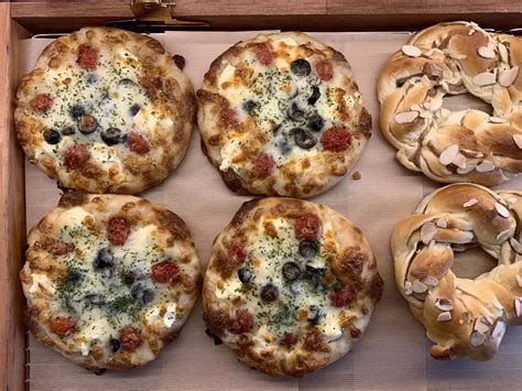 그라동 빵집 허브로 직접 담근 썬드라이 토마토에 치즈가 듬뿍 들어간 치아바타와 고소한 땅콩 앙금이 들어간 피넛앙금브레드 갓