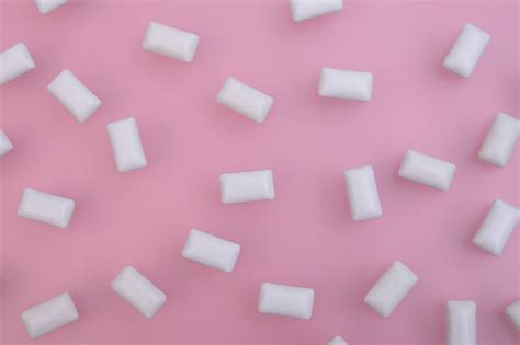 분홍색 배경에 흰색 츄잉 껌의 질감 닫아 플랫 레이 0명에 대한 스톡 사진 및 기타 이미지 0명 건강관리와 의술 기포