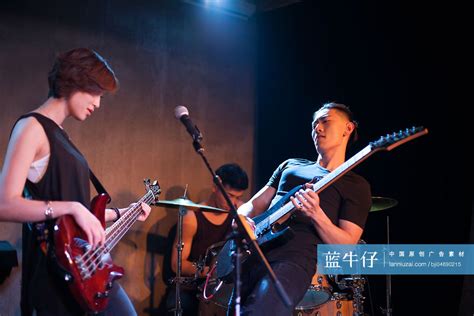 年轻乐队在舞台上表演 蓝牛仔影像 中国原创广告影像素材