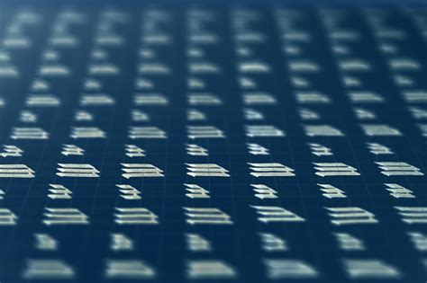 진한 파란색 연습 쓰기 워크 시트에 흰색 으로 문자 필기 기호 채우기 패턴입니다 서예 문자 M 학습 기술 종이 페이지 서예 문자 M 배경입니다 0명에 대한 스톡 사진 및