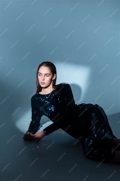 아름 다운 여자의 물고기 자리 초상화 무료 사진