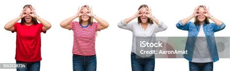 눈을 밖으로 손가락을 통해 보고 혀를 집어 넣는 쌍안경 같은 확인 제스처를 하 고 백색 격리 된 배경 위에 젊은 아름 다운 소녀 콜라주 미친 식입니다 갈색 머리에 대한 스톡