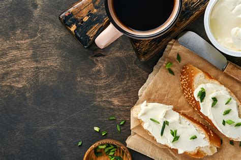 부드러운 치즈와 파 빵을 짙은 나무 배경에 끼워 보시고 있습니다 리코타 샌드위치와 커피와 함께 간단한 아침 식사 텍스트의 맨 위