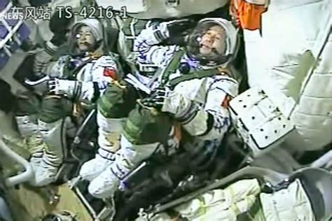 விண்ணில் பறந்தனர் சீன விஞ்ஞானிகள் China Launches Shenzhou 11with 2