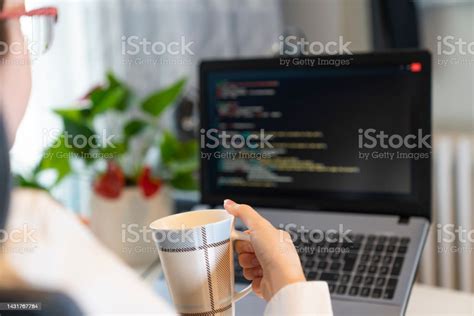 뒤에서 프로그래머와 컴퓨터 모니터의 프로그래밍 코드 개념에 대한 스톡 사진 및 기타 이미지 개념 개발 네트워크 보안 Istock