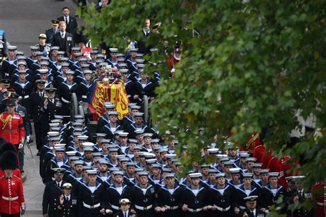 Waarom 98 Matrozen Affuit Met Kist Van Queen Elizabeth Ii Voorttrokken