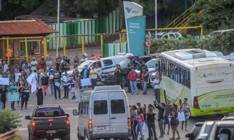 Moradores De Macacos Protestam Contra A Vale E Fecham Entrada Da