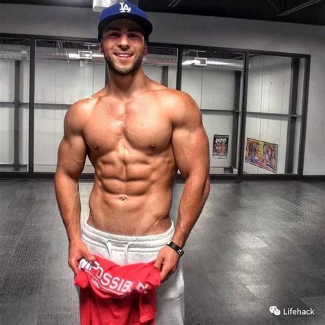 健身房浴室再爆偷拍丑闻，肌肉教练成受害者 每日头条