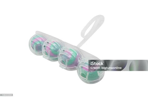흰색 배경에 격리된 화장실용 화장실 블록 흰색 바탕에 화장실에 대한 컬러 공 0명에 대한 스톡 사진 및 기타 이미지 0명