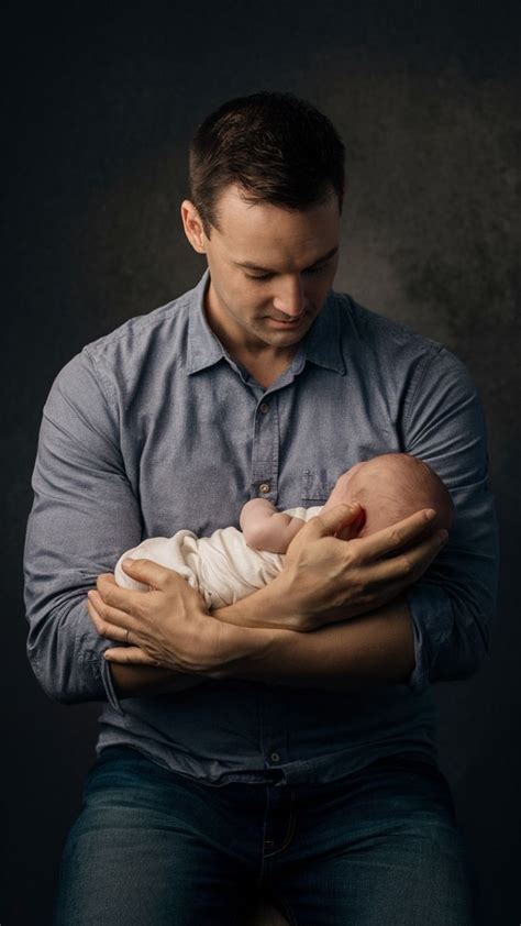 Protective Dads Embrace Capturing Tender Moments Figüratif Pozlar