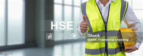 Hse 건강 안전 환경 개념 표준 안전 산업 작업 및 산업 엔지니어 스탠딩 Hse 문자 아이콘이있는 모자를 들고 있음 산업 작업의 안전 및 보호 사고 예방 건강관리와 의술에