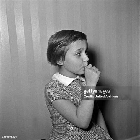 Ein Kleines Mädchen Lutscht An Seinem Daumen Deutschland 1950er
