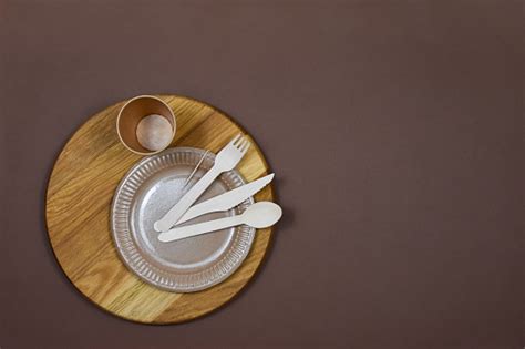 제로 폐기물 환경 친화적 인 일회용 골판지 갈색 배경에 종이 기구 비문에 대 한 장소입니다 위에서 볼 수 있습니다 0에 대한