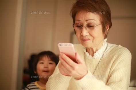 スマートフォンを操作するシニア女性の写真素材 [fyi04984617] ストックフォトのamanaimages Plus