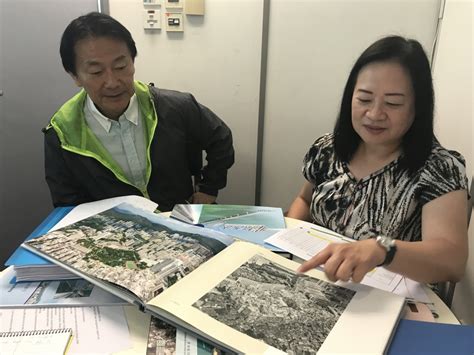地政總署測繪處高級製圖師陳慧琴女士右和總技術主任攝製陳雲亮先生介紹如何為飛越香港20載精心挑選新舊航空照片
