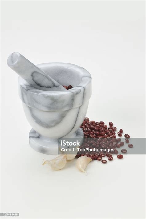 흰색 배경에 정물 대리석 박격포와 유봉 붉은 콩과 마늘의 초상화 0명에 대한 스톡 사진 및 기타 이미지 0명 강낭콩 대만