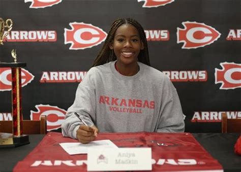 Aniya Madkin Signs With University Of Arkansas Walker Signs With