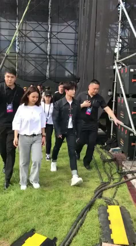 杨洋参加王思聪组织的富二代聚会，带这么多保镖？富二代保镖杨洋新浪新闻