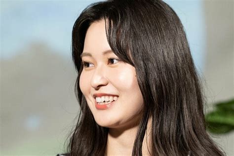 “雨宿りしたい下乳”24歳グラドル、胸元＆美脚あらわな姿で男性陣にセクシー攻撃「下入ります？」 バラエティ Abema Times