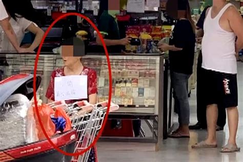 广东阿婆超市偷东西被抓在店门口挂牌示众店主第三次了 凤凰网视频 凤凰网