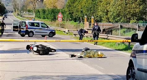 Roma Incidente Su Via Due Ponti Scontro Tra Scooter E Furgone Morta