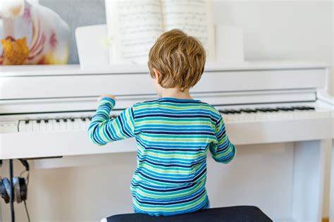 아름 다운 작은 아이 보 거실 또는 음악 학교에서 피아노 연주 가정의 방에 대한 스톡 사진 및 기타 이미지 가정의 방 공부