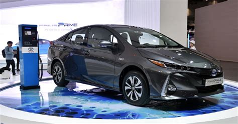 포토 서울모터쇼 다이내믹한 실루엣이 돋보이는 토요타 프리우스 프라임