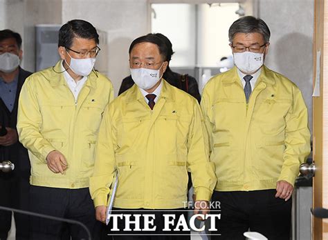 Tf사진관 코로나19 여파 고용대책 101조 투입브리핑도 비대면 포토 기사 더팩트
