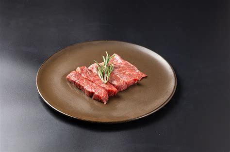 대리석 질감의 희귀 슬라이스 와규 회색 돌 배너 배경에 격리된 검은 접시 음식에 구운 일본과 한국의 희귀 쇠고기 0명에 대한