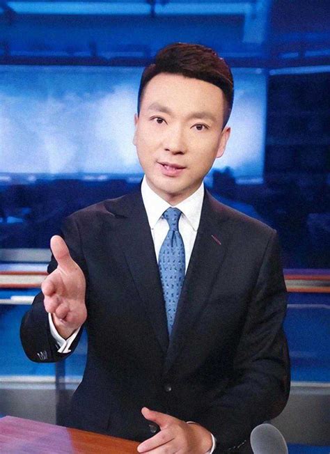 央媒官宣90后王晨接棒新闻频道，康辉二十年等待有人接住了吗，专业与操守给出答案