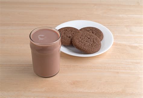 Susu Cokelat Dan Sepiring Kue Foto Stok Unduh Gambar Sekarang Meja