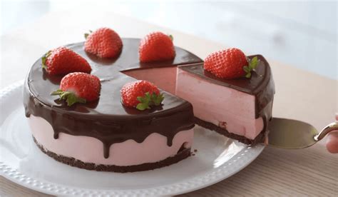 Jeanettes Chocolate Covered Strawberry Cheesecake Recipe • Moore